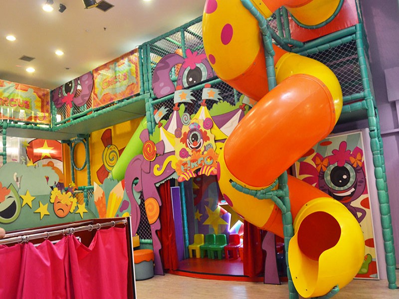 Enquanto os pais fazem compras no shopping, crianças se divertem com ...