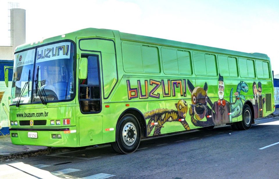 Projeto BuZum! estaciona seu ônibus na zona leste com espetáculo gratuito