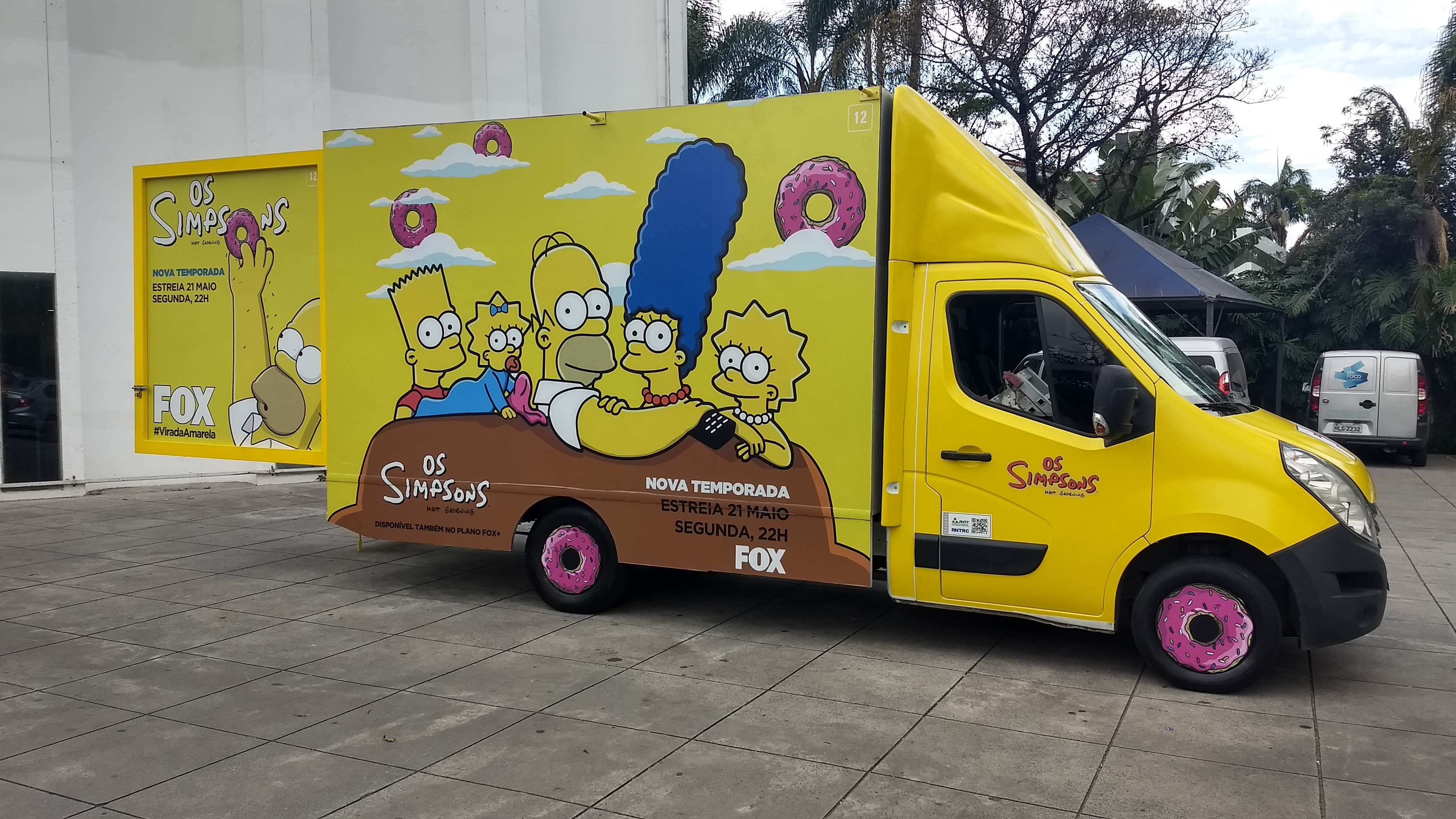 É grátis: bora conhecer o sofá do Homer de pertinho? Truck dos Simpsons ...