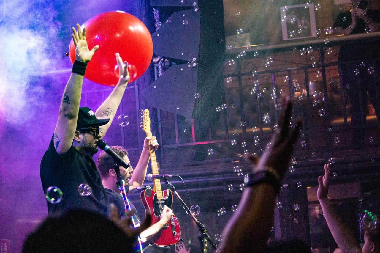 Rockin Kidz anima as crianças com cantigas de rodas misturadas com rock ...