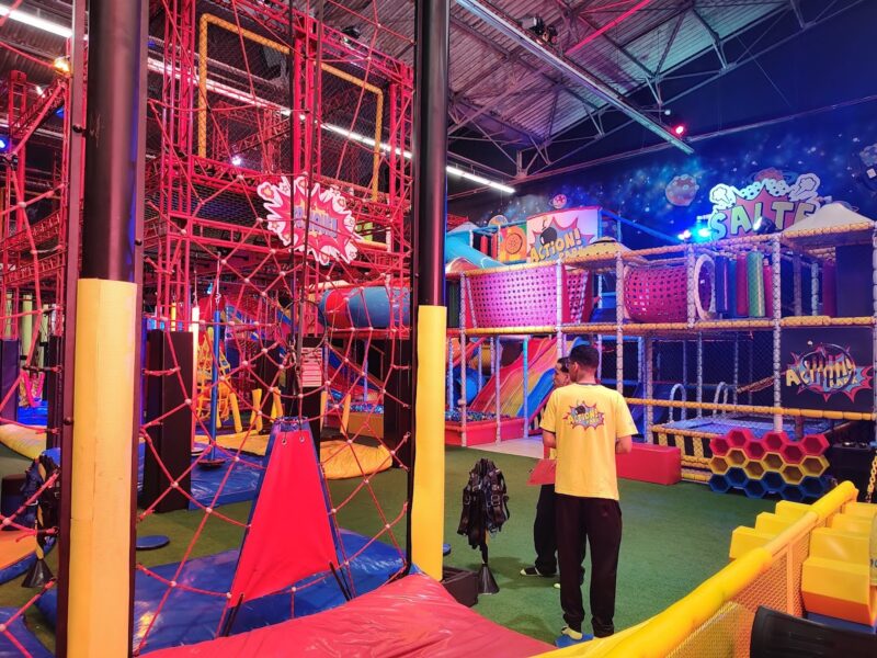 Action Park: adultos e crianças brincam juntos neste parque feito pra ...