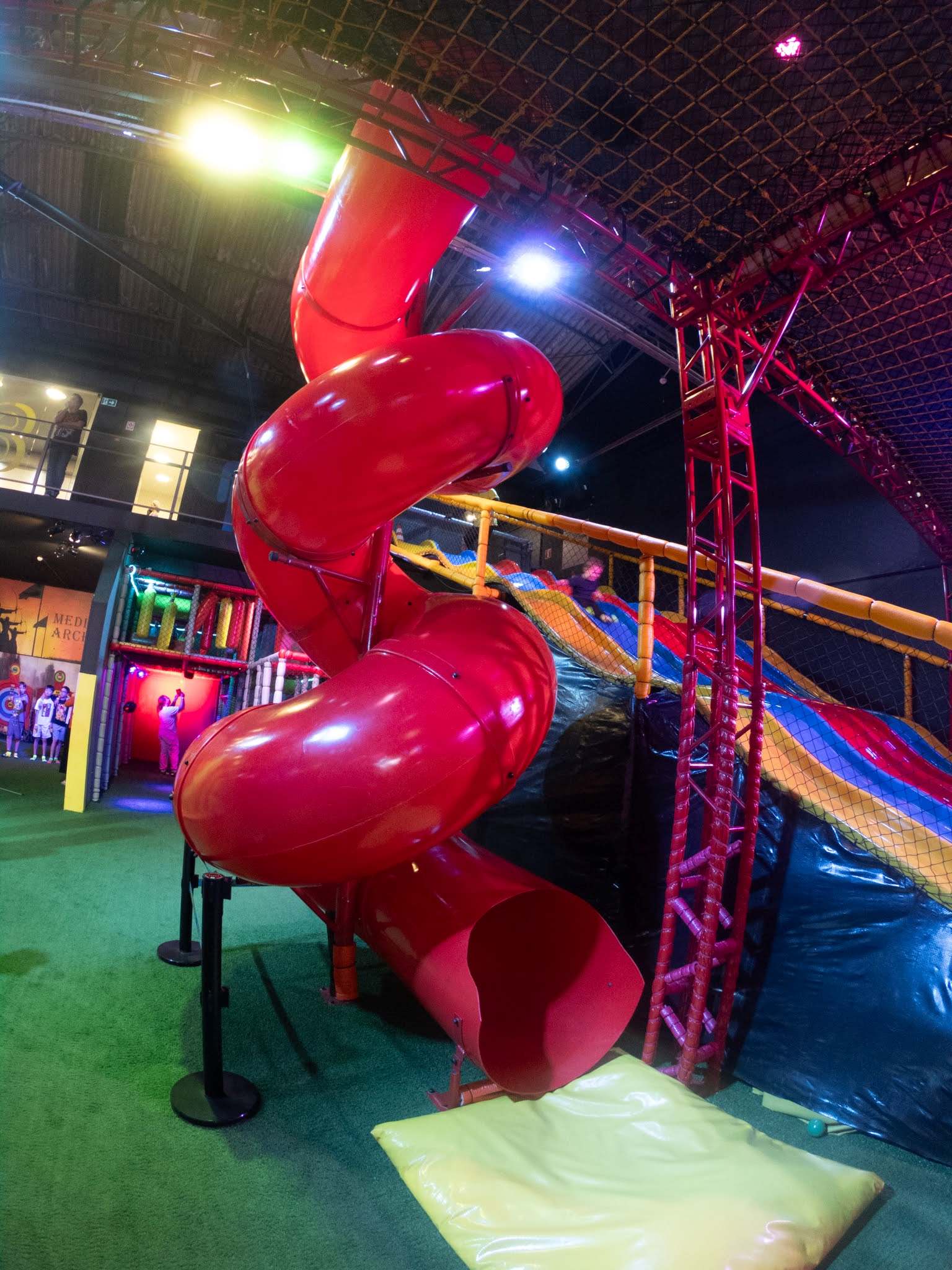 Férias no parque indoor: Action Park amplia horário e vira refúgio para ...