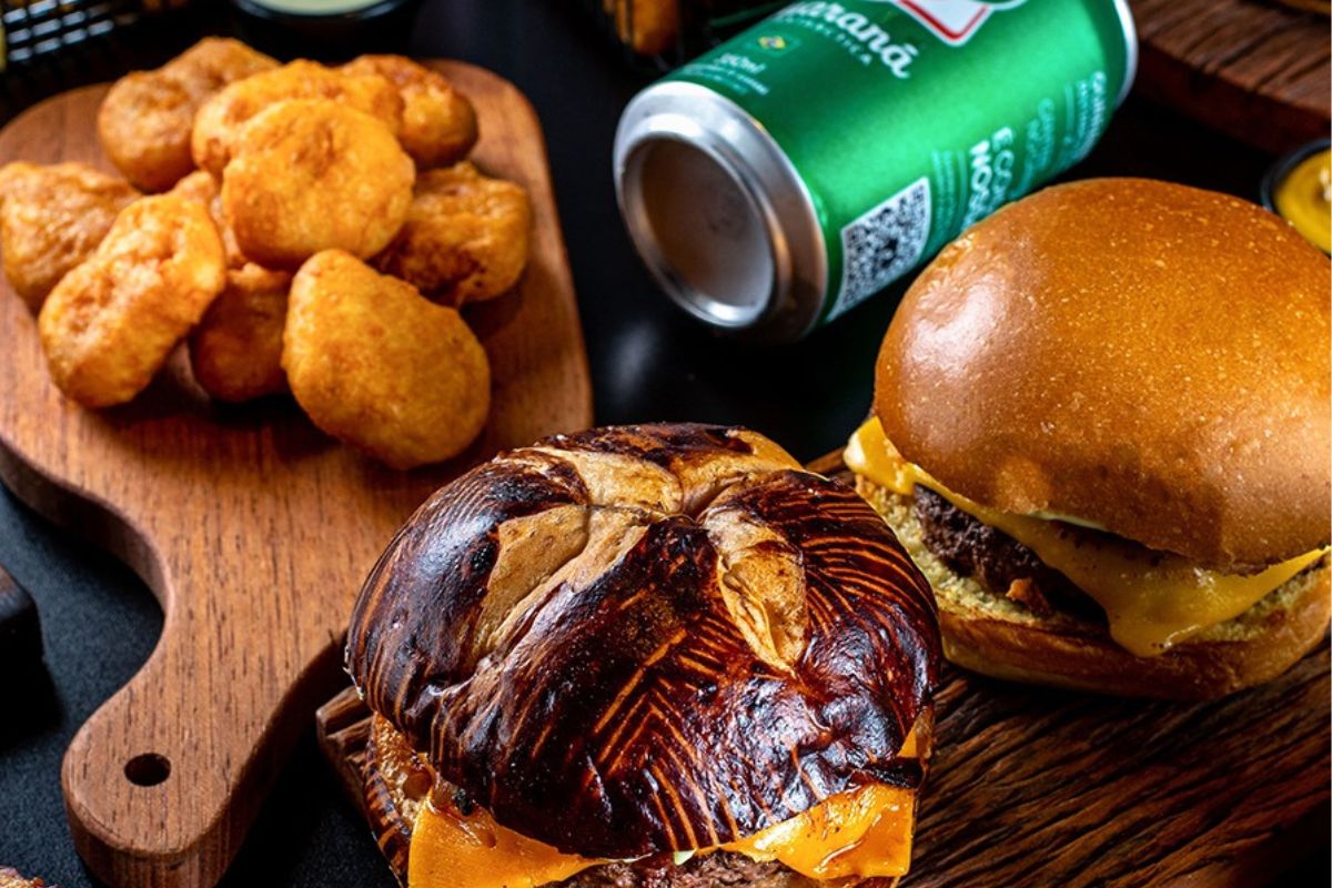 Hamburger dos heróis na Arena Heroes Burguer – sabor e diversão para ...