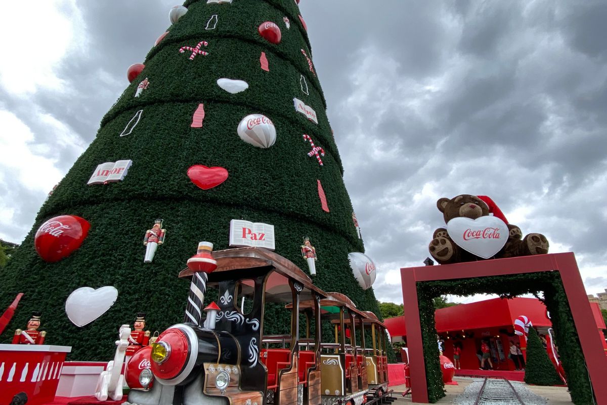 Gratuito! Árvore de Natal da Coca-Cola tem passeio de trem e Papai Noel ...