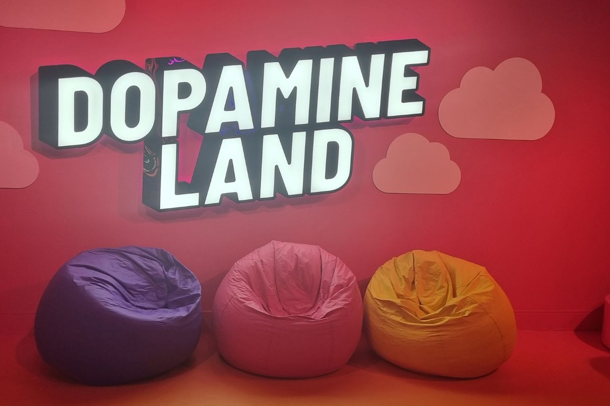 Cenários coloridos e experiências sensoriais: Dopamine Land é o novo ...