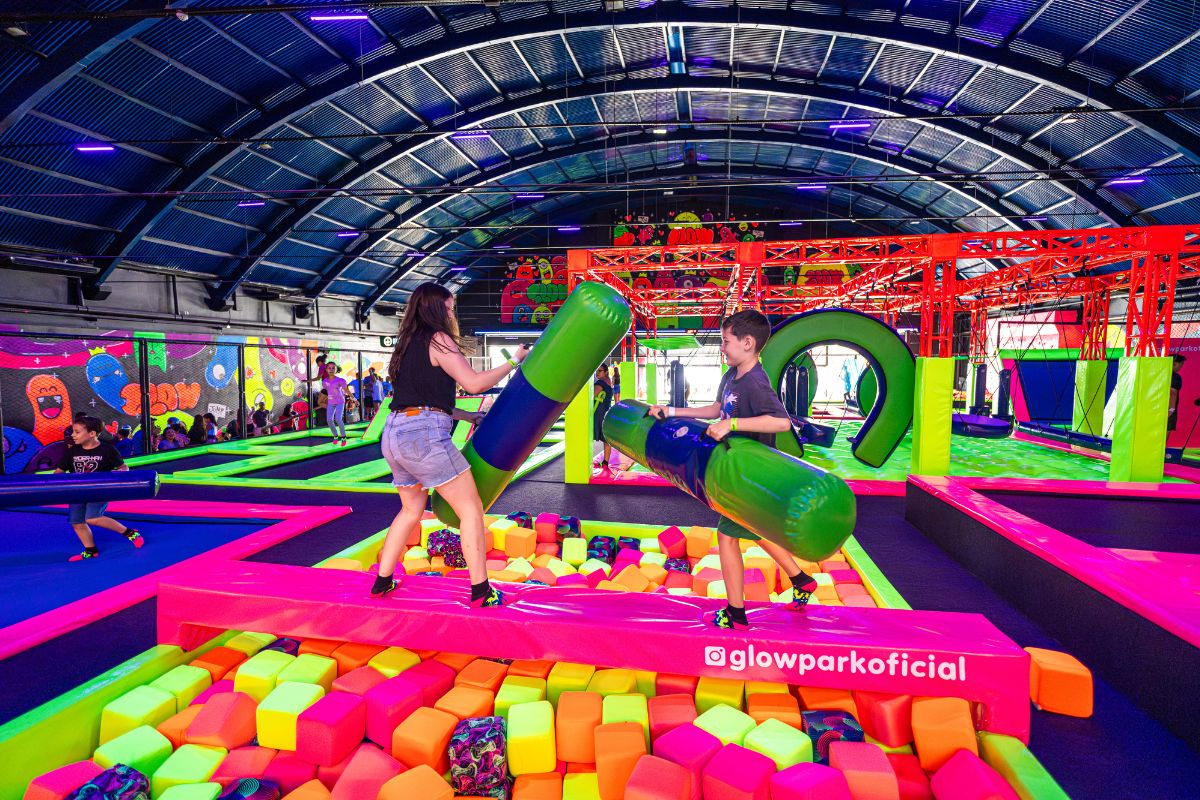 Glow Park: o parque de trampolins neon com mais de 10 unidades em SP
